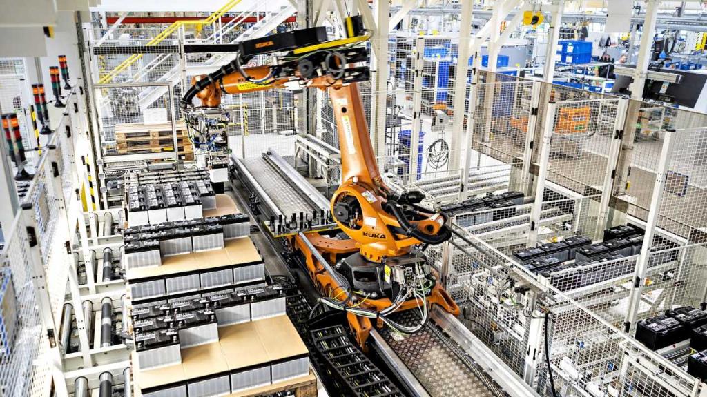 What robots used in automotive production look like and do | Volkswagen ...